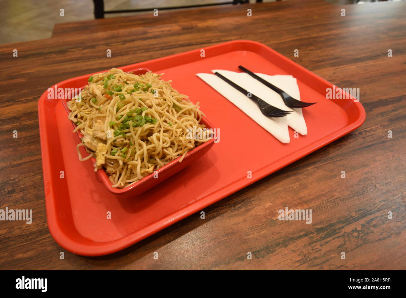 Egg-chicken chow mein. Kolkata, India Stock Photo - Alamy