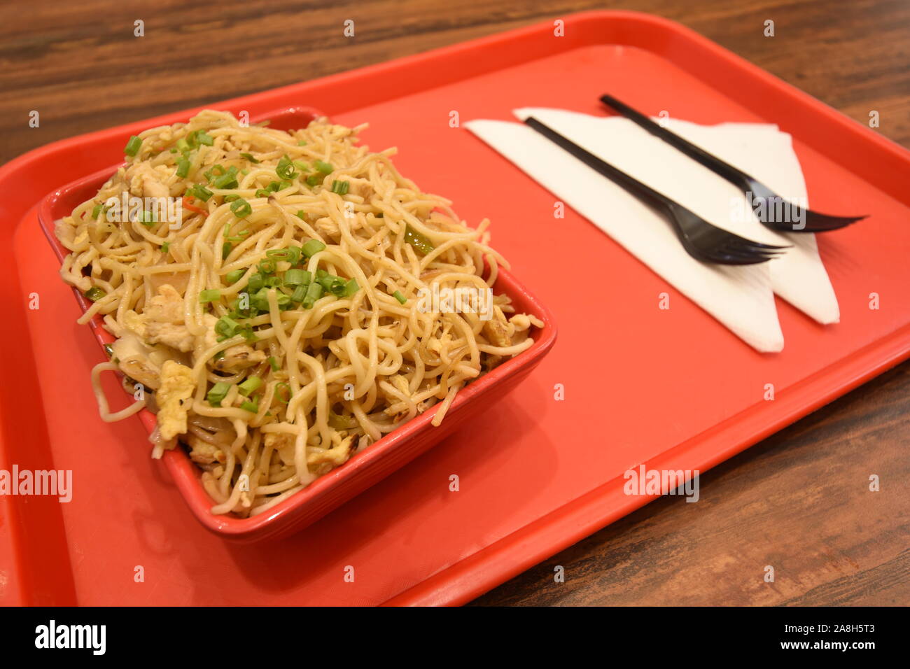 Egg-chicken chow mein. Kolkata, India Stock Photo - Alamy