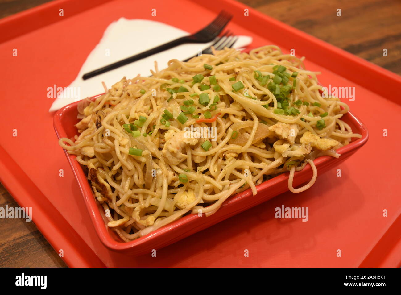 Egg-chicken chow mein. Kolkata, India Stock Photo - Alamy