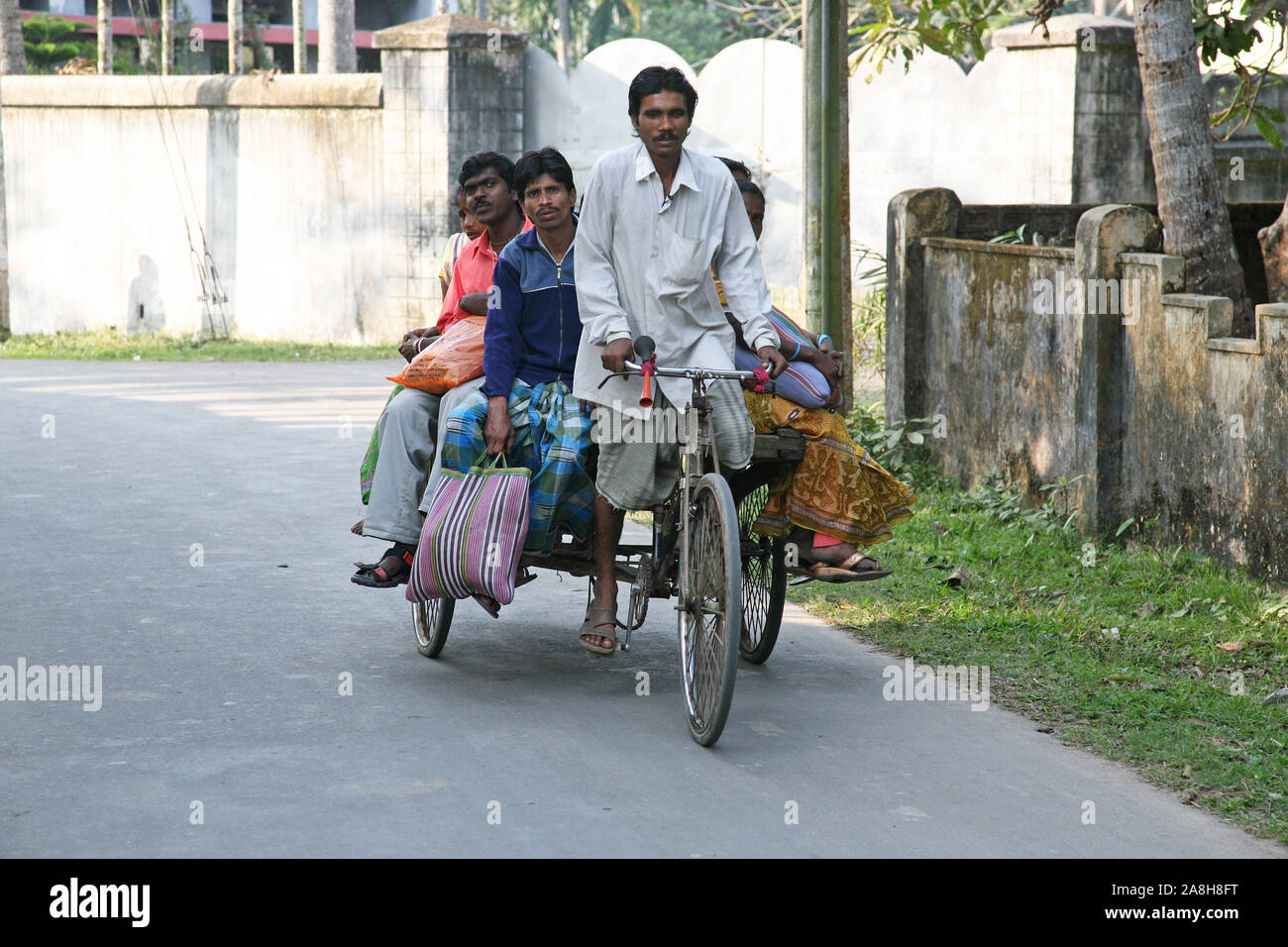 Rickshaw driver working in Bamanpukur, West Bengal, India Stock Photo ...