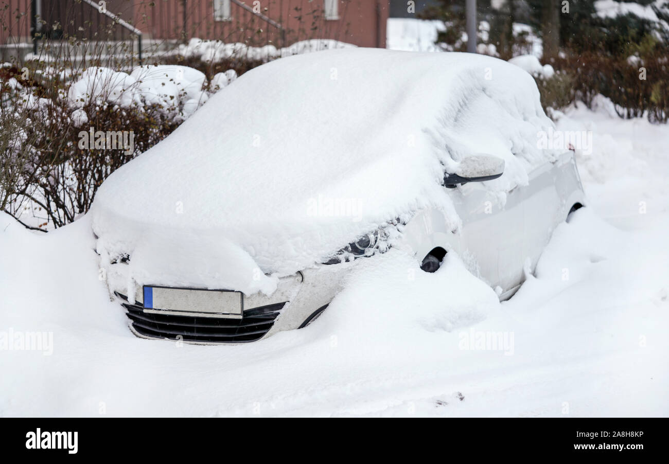 Car covered with thick snow after heavy snowfall Stock Photo - Alamy