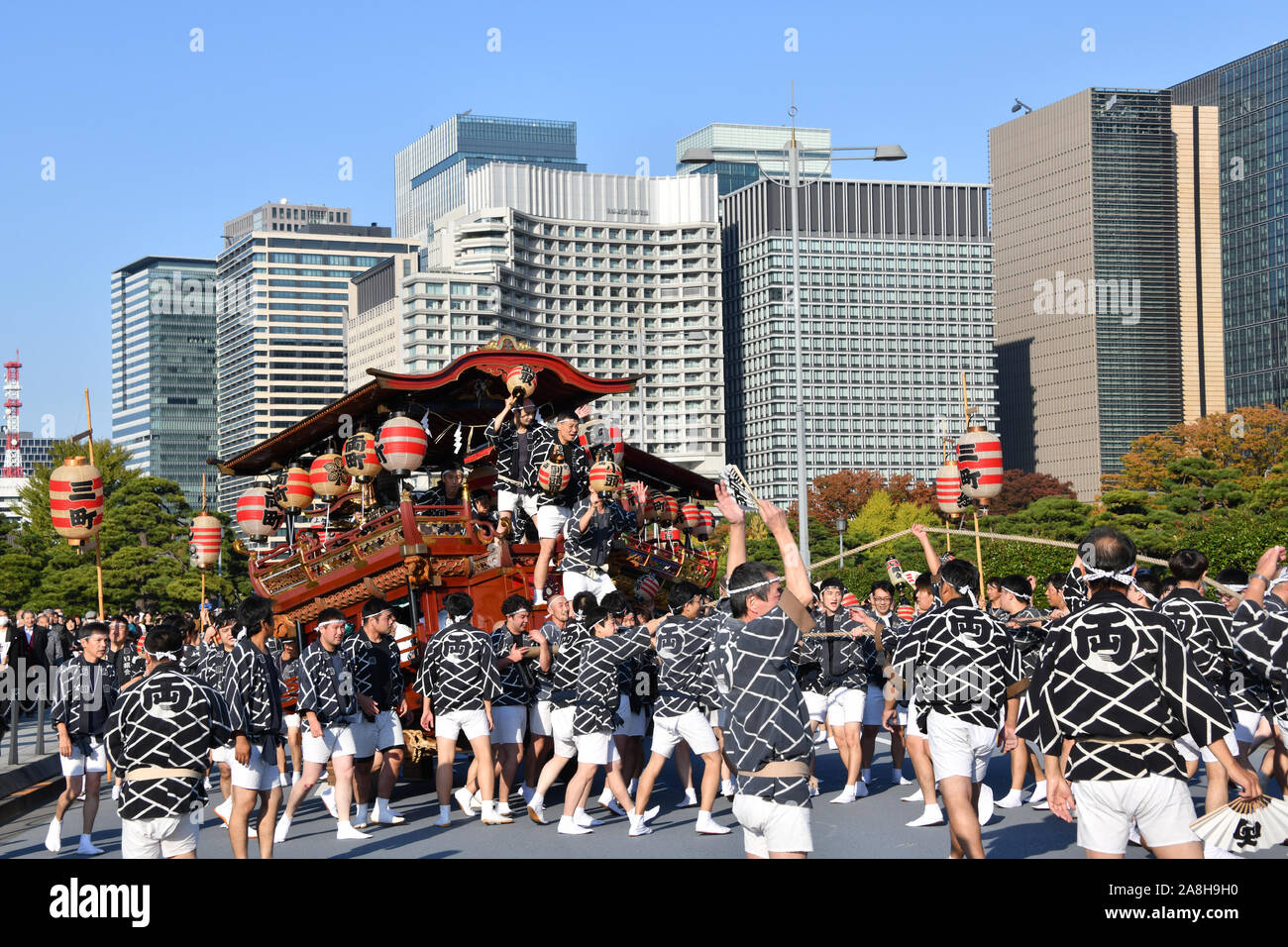 Tokyo, Japan. 9th Nov, 2019. A procession of traditional folk dance ...