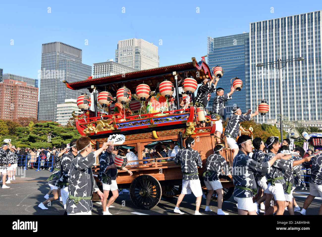 Tokyo, Japan. 9th Nov, 2019. A procession of traditional folk dance ...