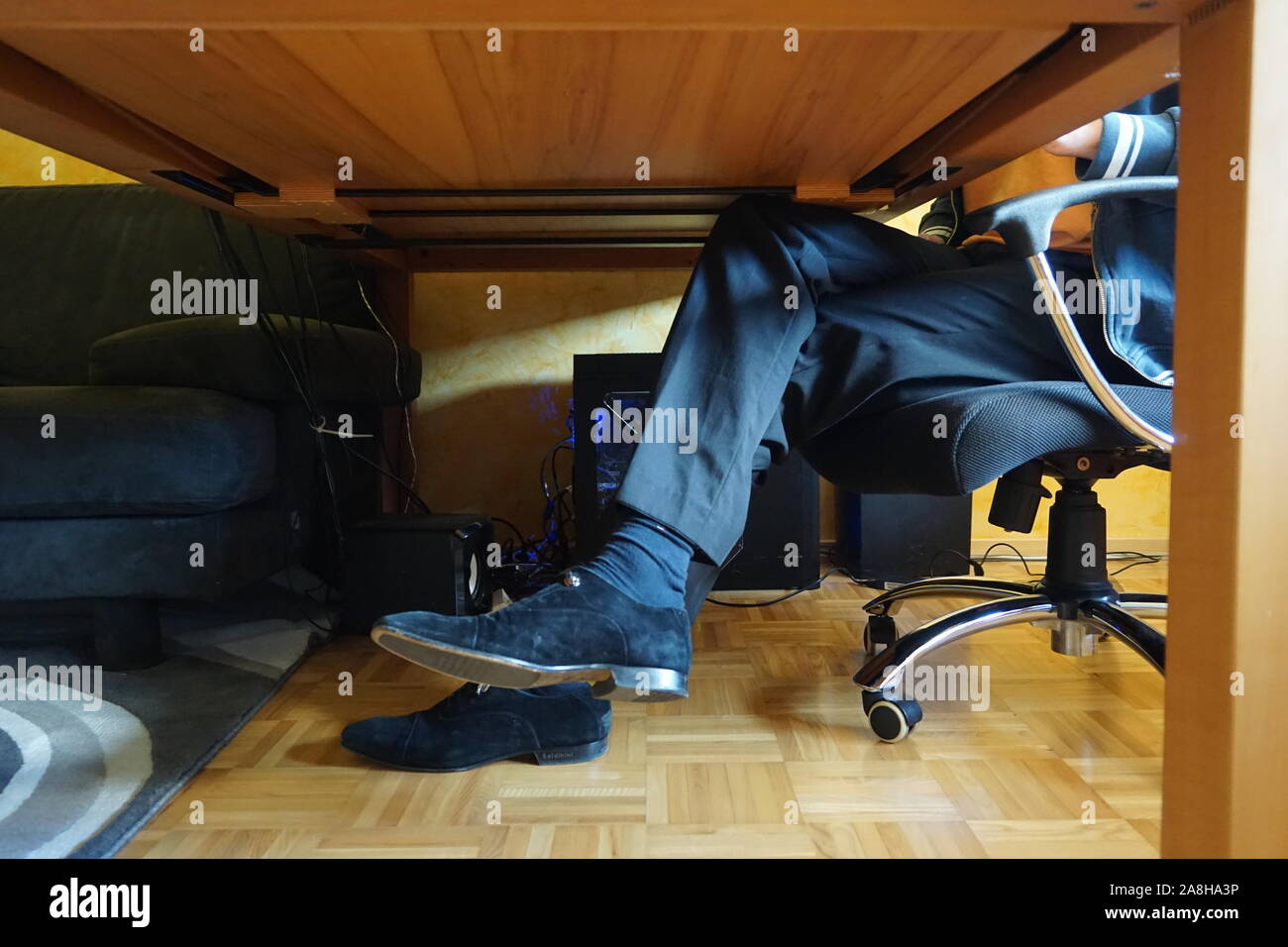 Feet under table hi-res stock photography and images - Alamy