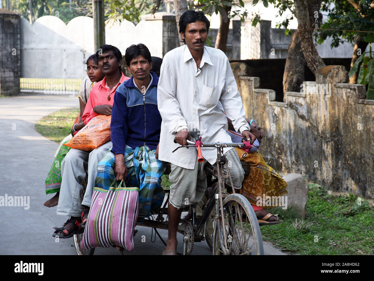 India street cycle bicycle rickshaw hi-res stock photography and images ...
