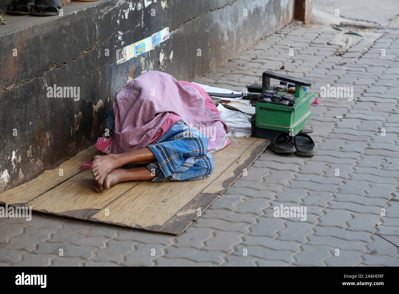 Homeless people sleeping on the footpath of Kolkata Stock Photo - Alamy