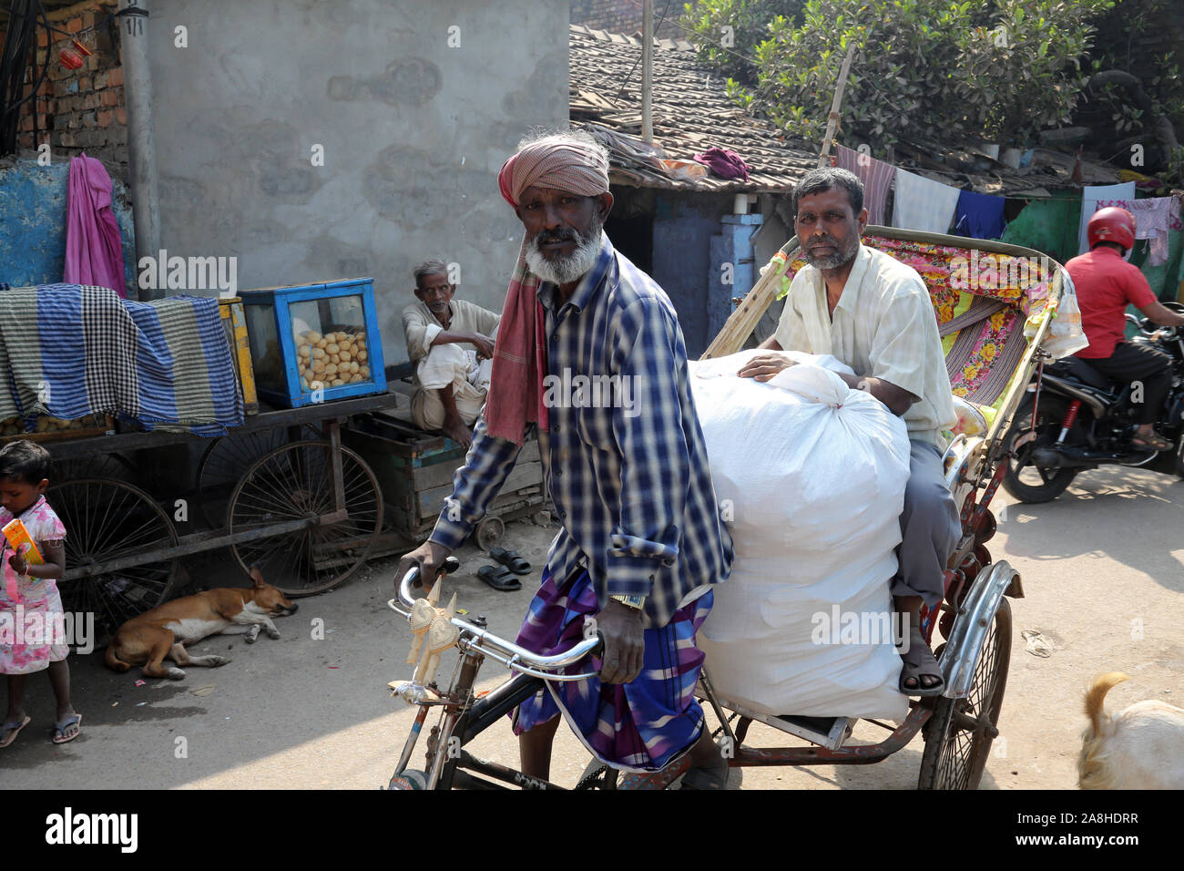 Rickshaw driver in Kolkata, India Stock Photo - Alamy