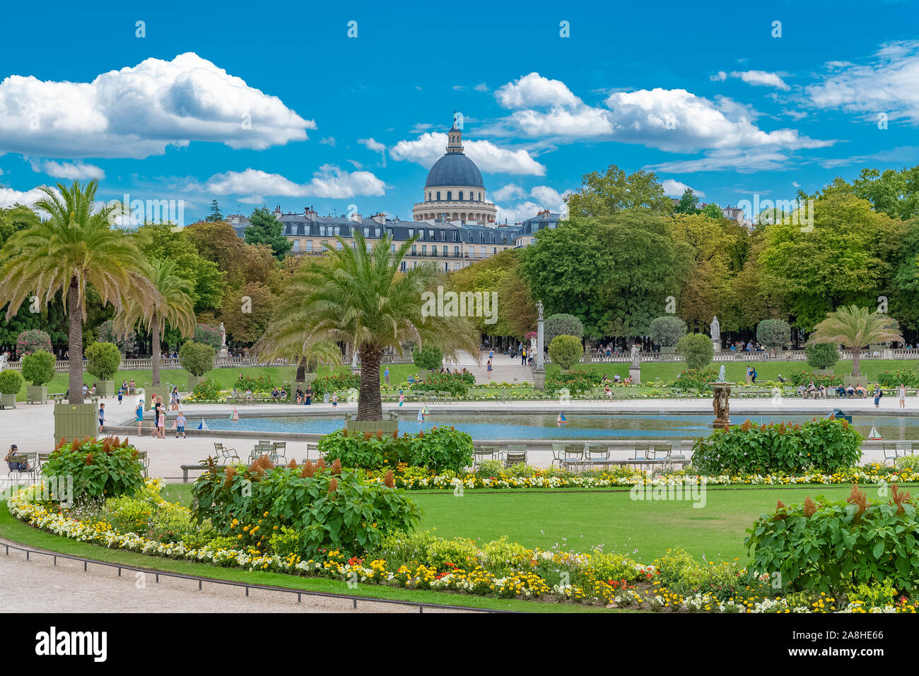 Public flower garden paris hi-res stock photography and images - Alamy