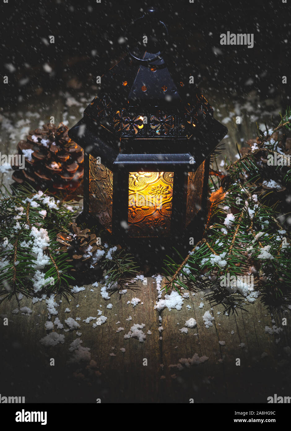 New falling snow at night hi-res stock photography and images - Alamy