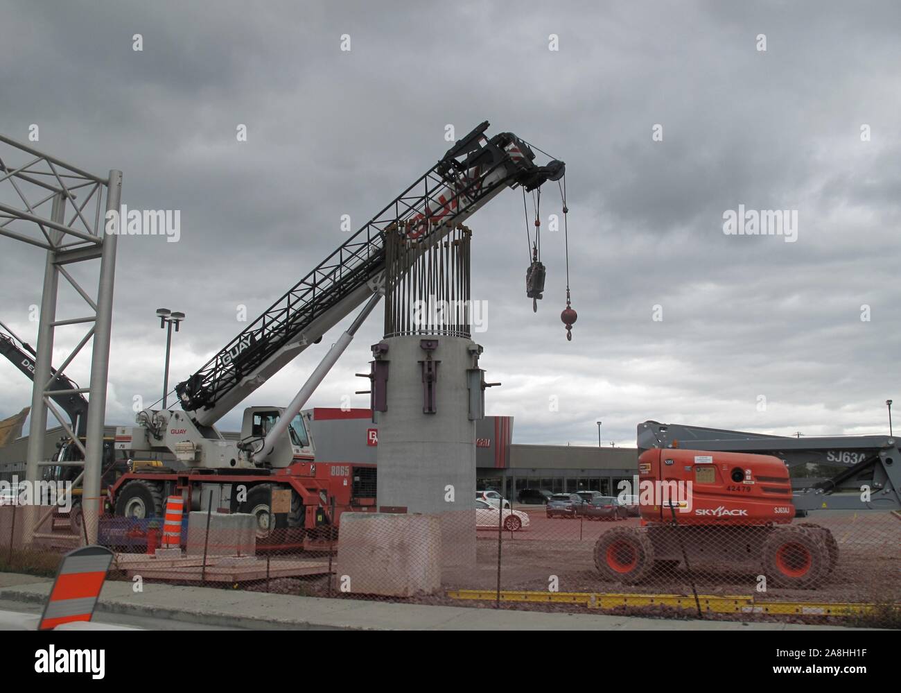 Construction of concrete support for overhead transport in Montreal ...