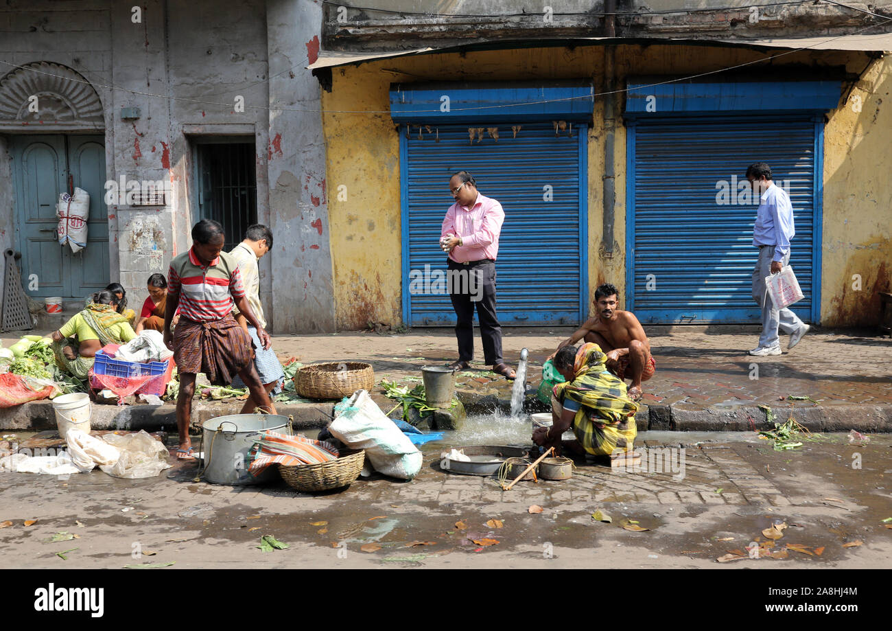 Street trader sell vegetables outdoor in Kolkata India Stock Photo - Alamy