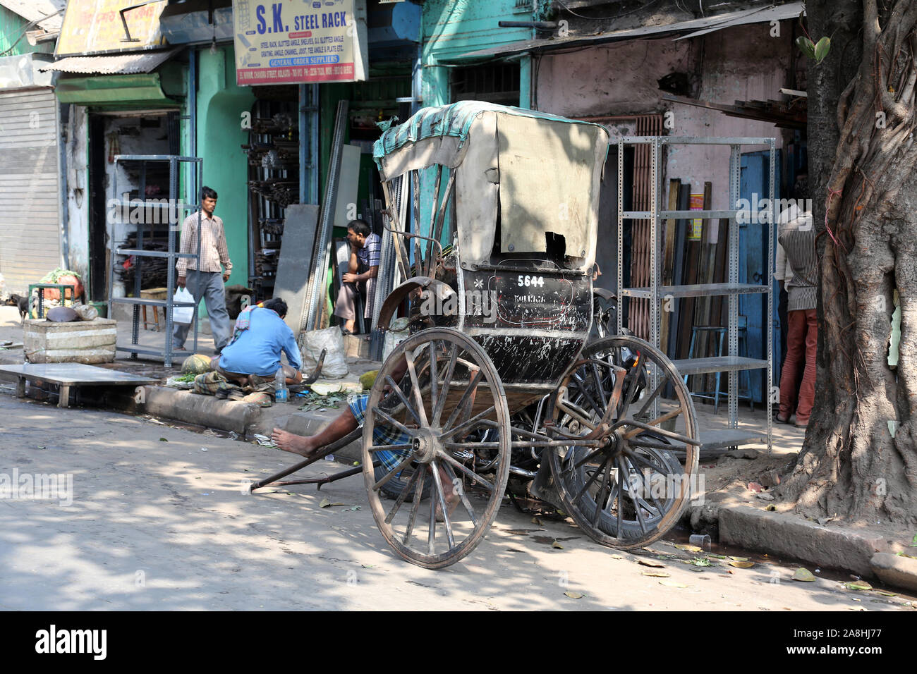 Rickshaw driver in Kolkata, India Stock Photo - Alamy