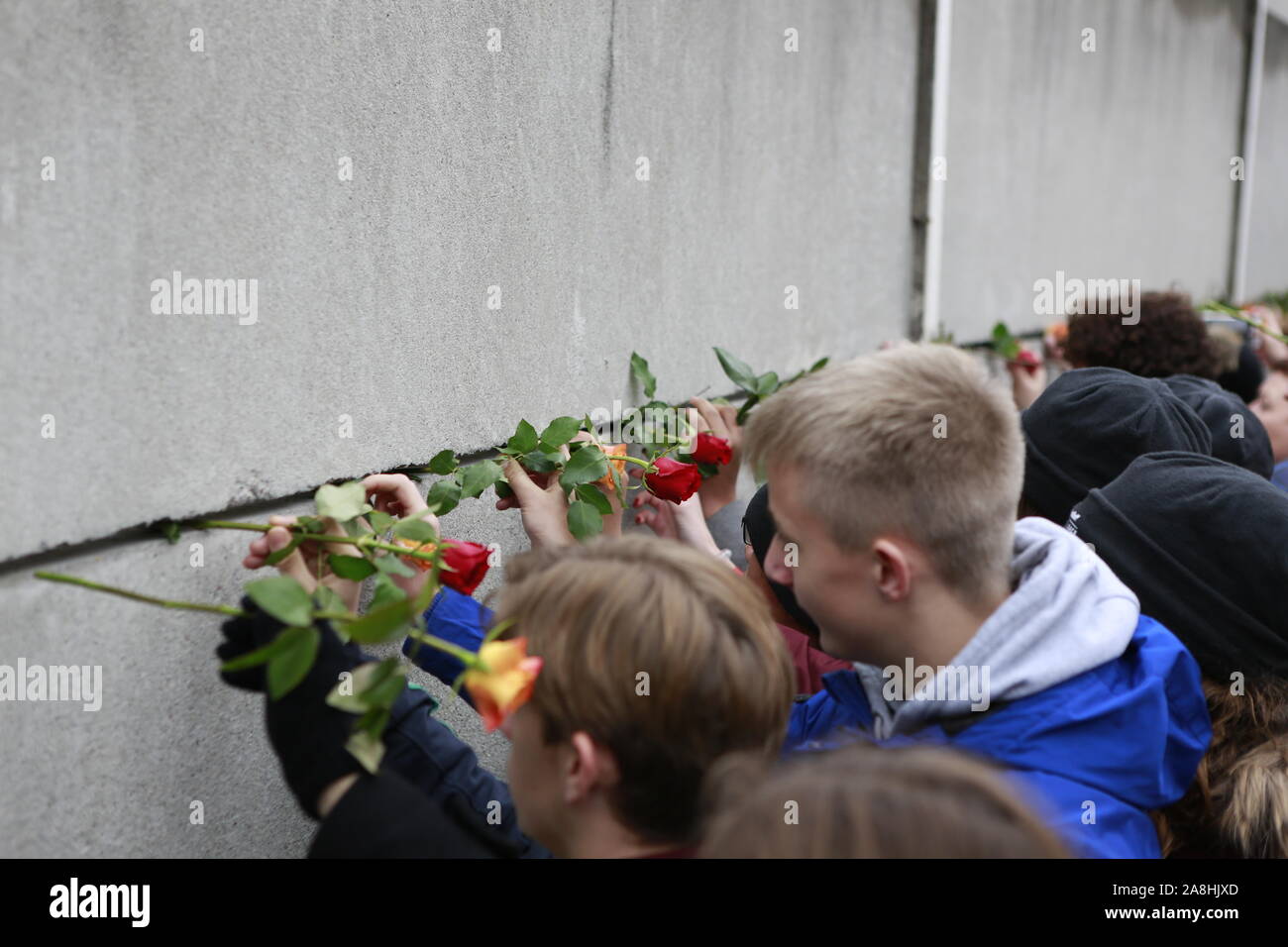 11/09/2019, Berlin, Germany,young people put a rose in the Hinterland ...