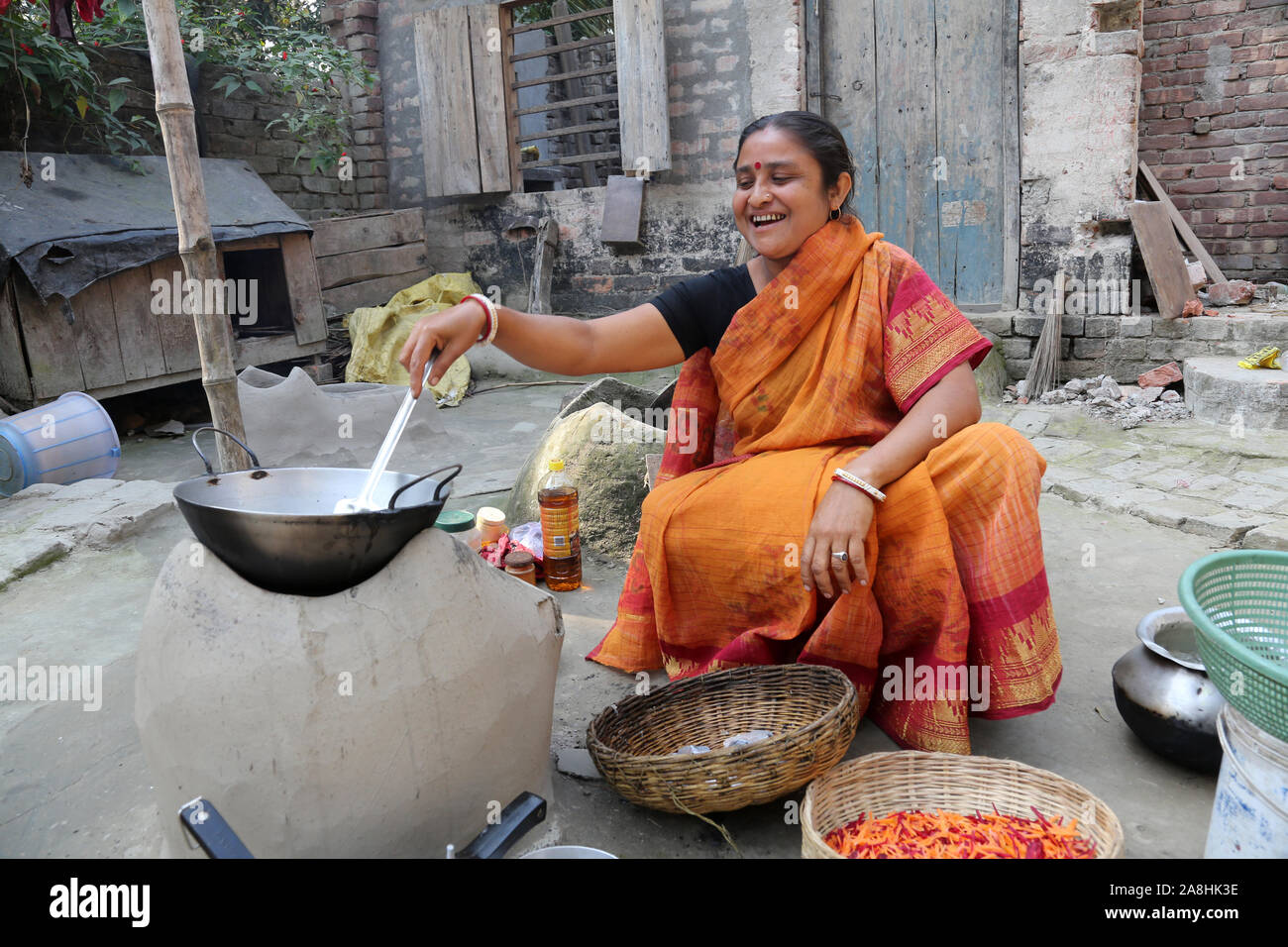 Cooking with firewood india hi-res stock photography and images - Alamy