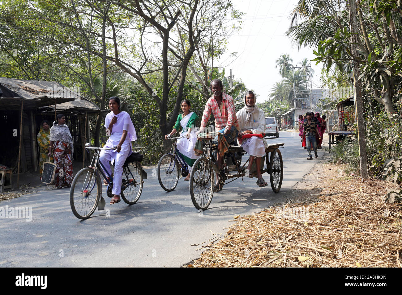 India street cycle bicycle rickshaw hi-res stock photography and images ...