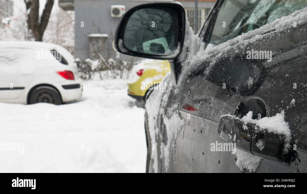 Cars driving through snow hi-res stock photography and images - Alamy