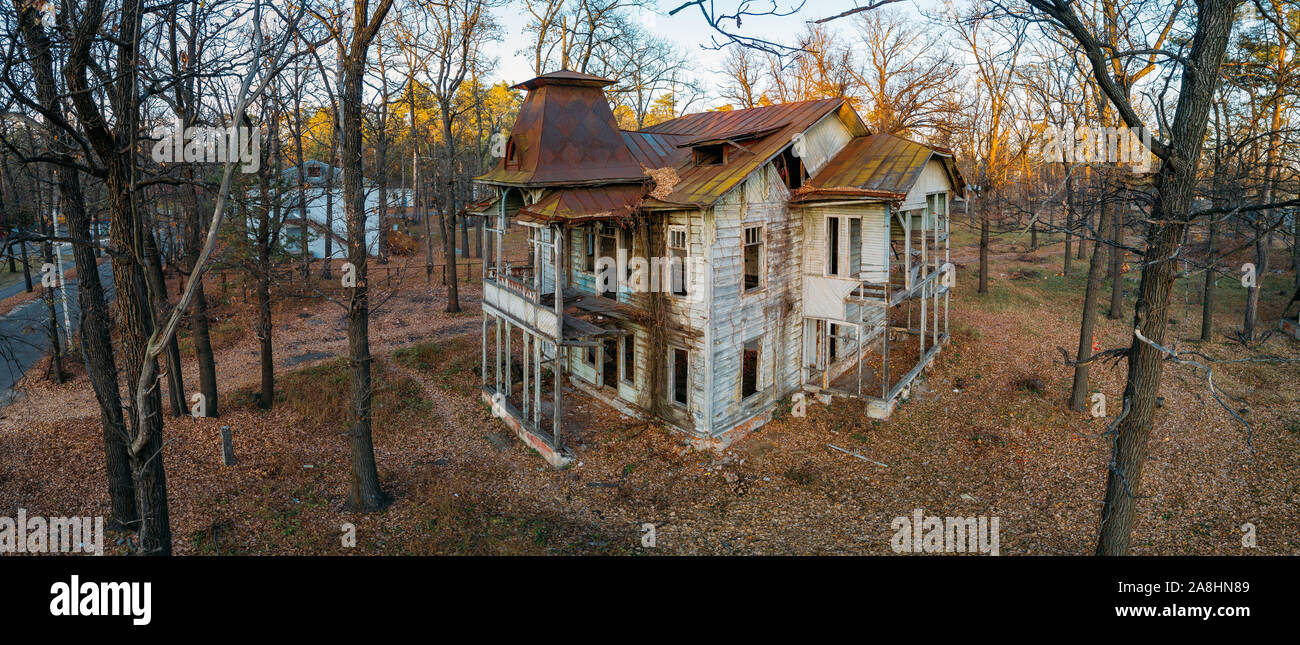 Aerial old haunted abandoned house hi-res stock photography and images ...