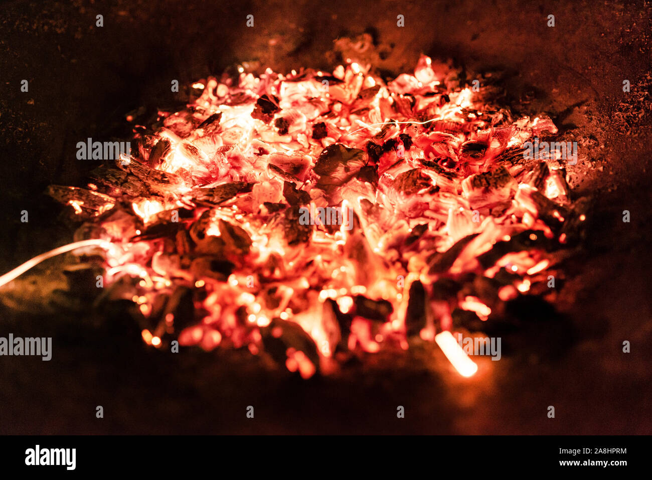 Embers from a burning fire of wood at night Stock Photo - Alamy