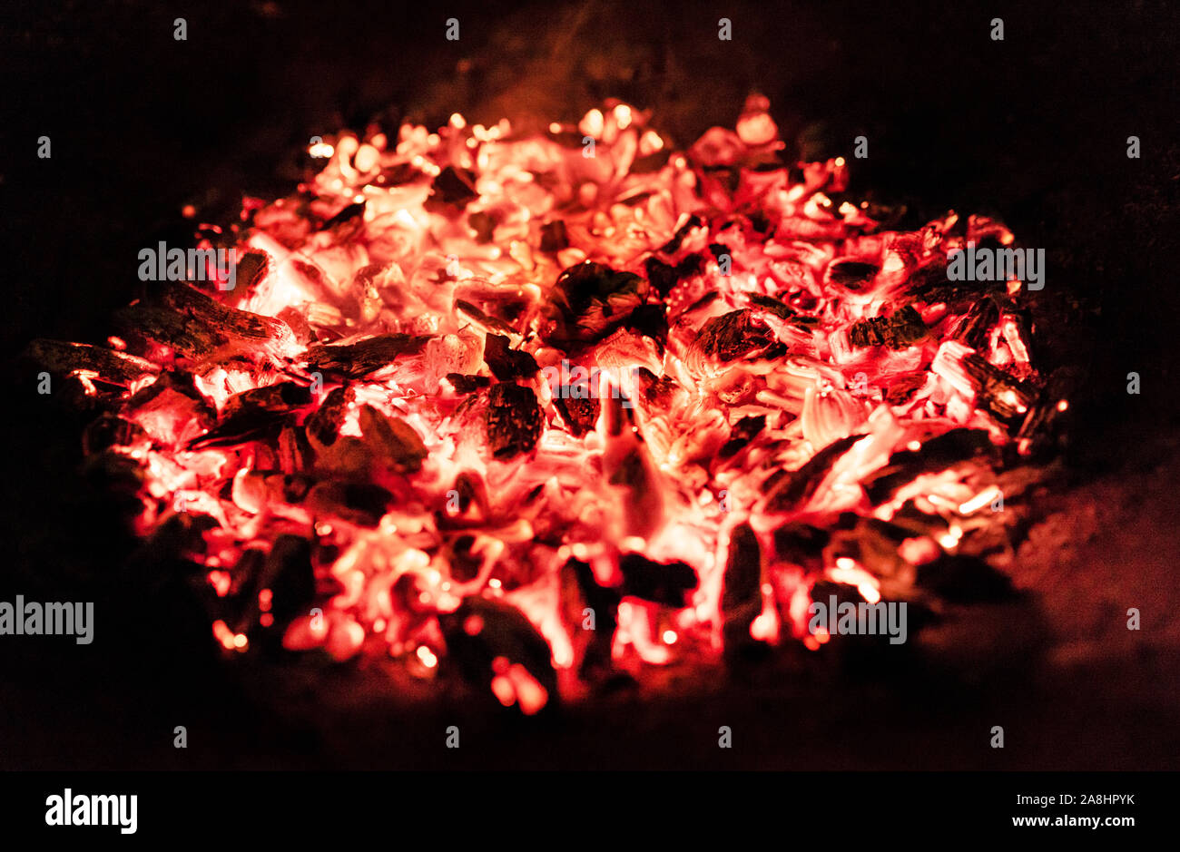 Embers from a burning fire of wood at night Stock Photo - Alamy