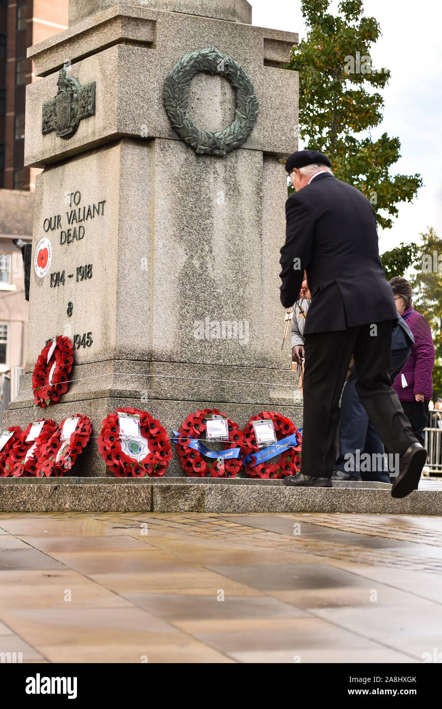 Veterans and civilians lay reefs and notes of condolence to the fallen ...