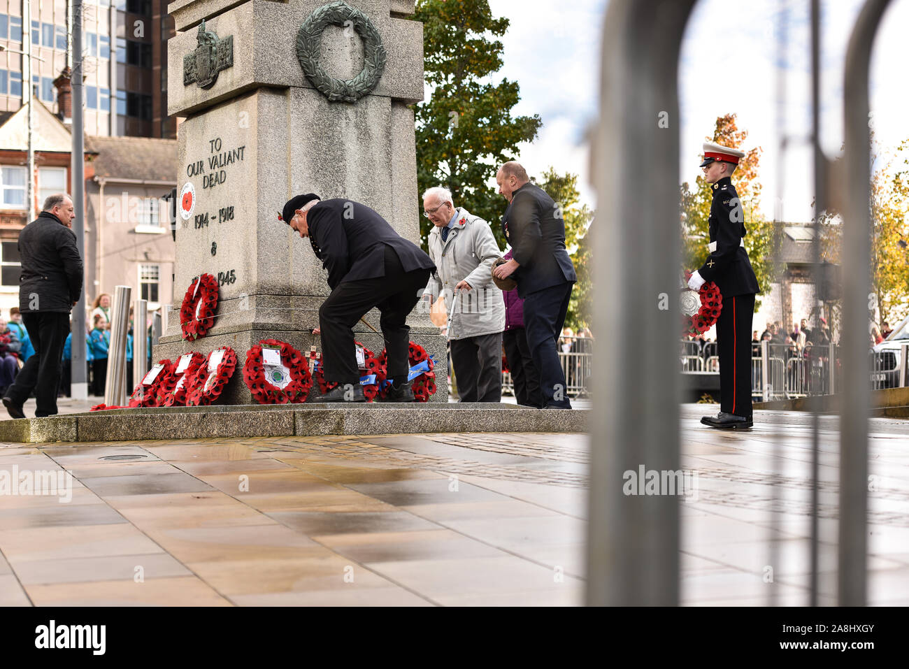 Veterans and civilians lay reefs and notes of condolence to the fallen ...
