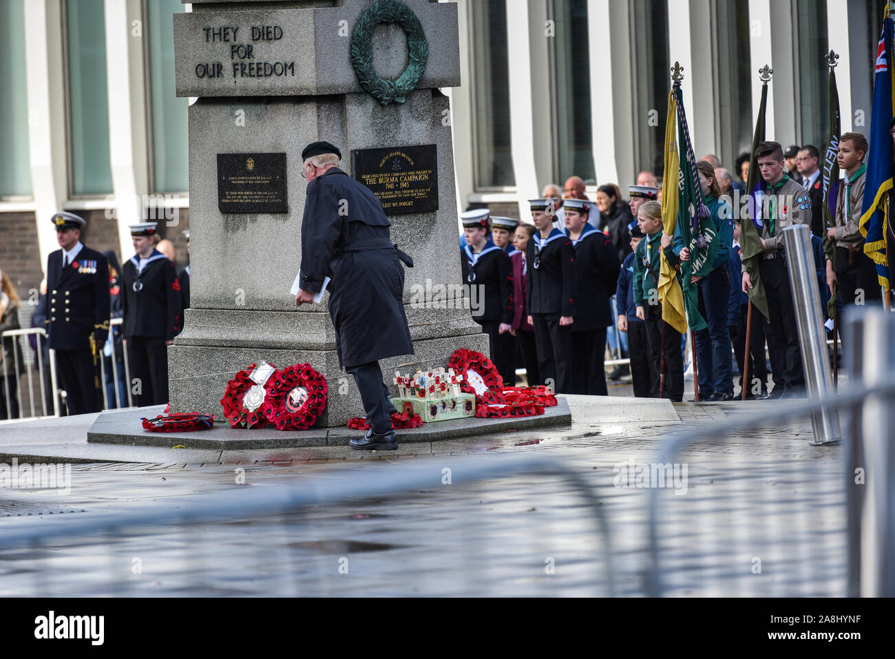 Veterans and civilians lay reefs and notes of condolence to the fallen ...