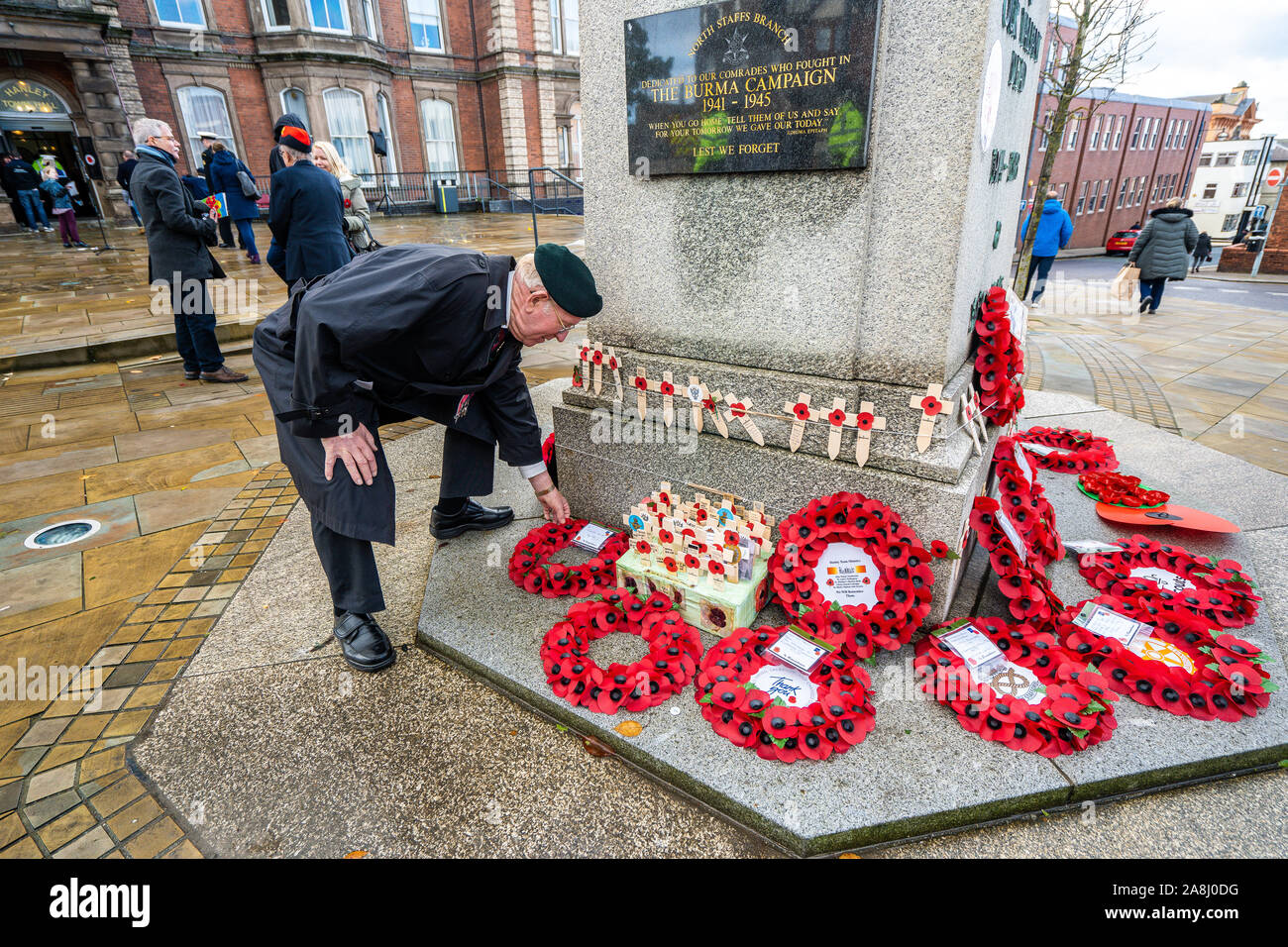 Veterans and civilians lay reefs and notes of condolence to the fallen ...