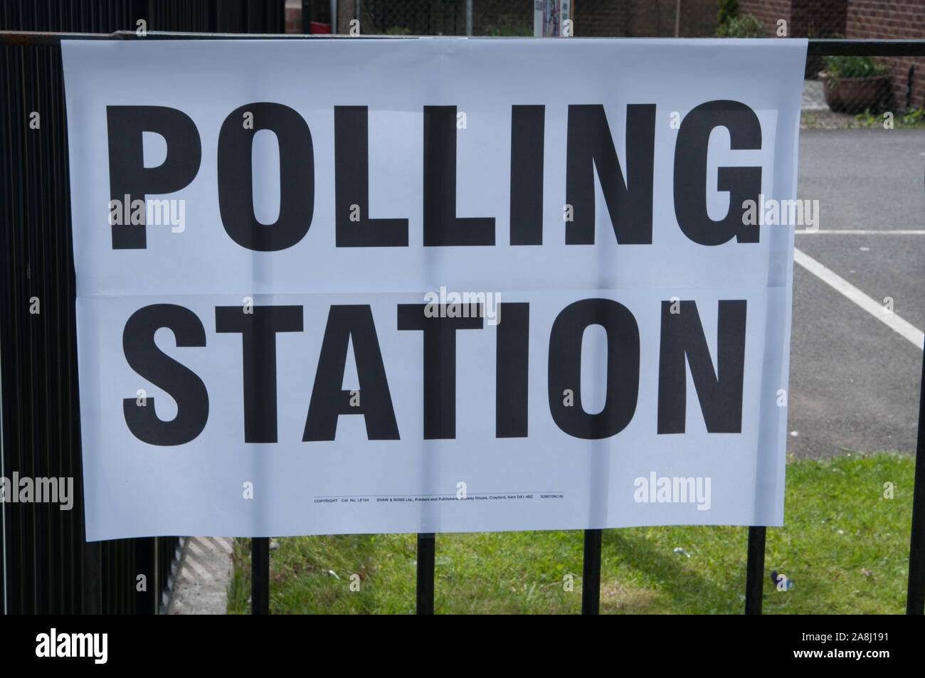 Polling station sign Stock Photo - Alamy