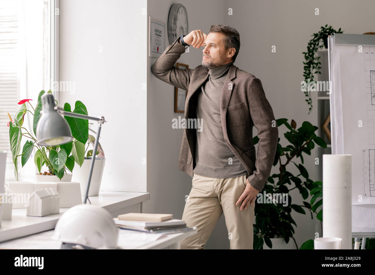 Looking into office window hi-res stock photography and images - Alamy