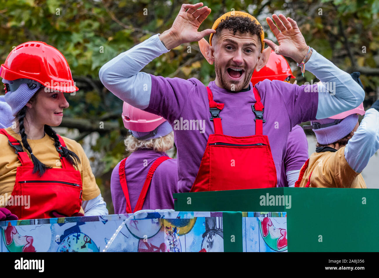 London, UK. 09th Nov, 2019. The Fenwicks elves passing St Pauls ...