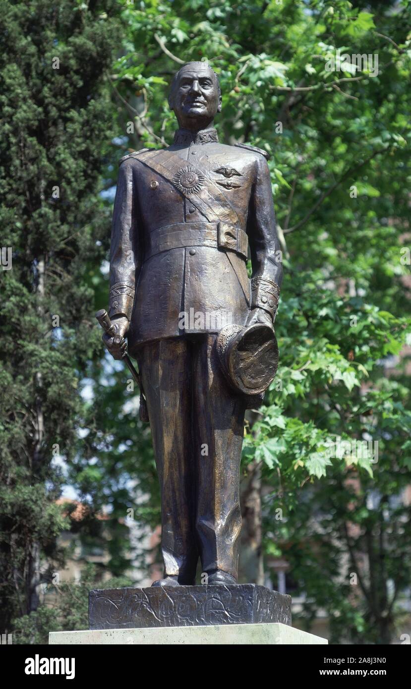 MONUMENTO AL GENERAL PERON EN LA AVENIDA QUE LLEVA SU NOMBRE - 1975 ...