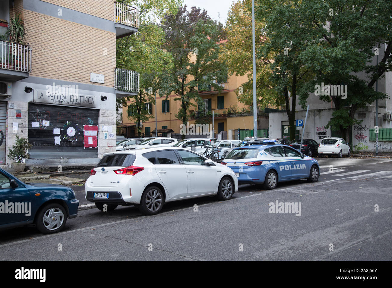 Roma, Italy. 09th Nov, 2019. A police car controls the library burned ...