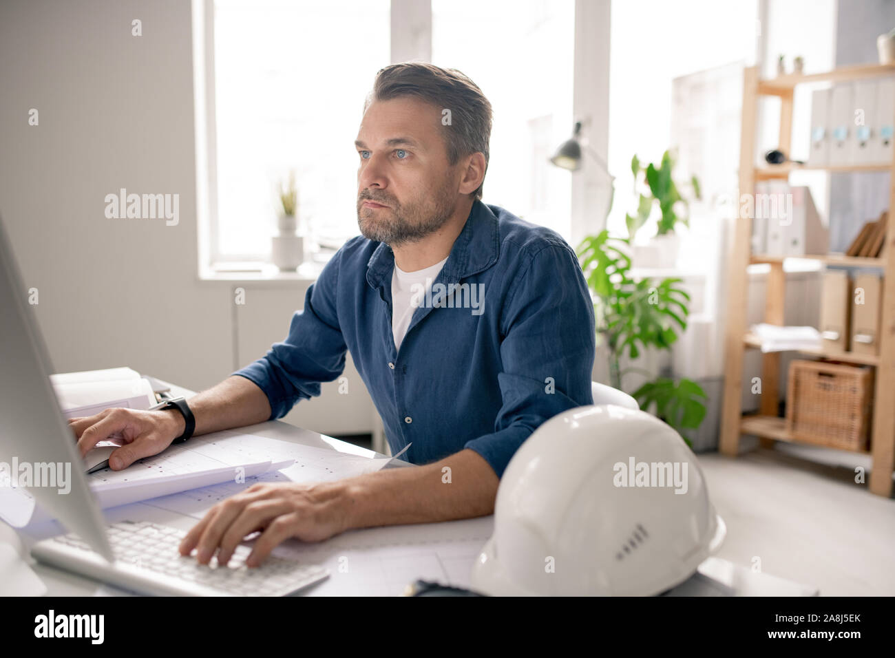 Man computer screen concentrating hi-res stock photography and images ...