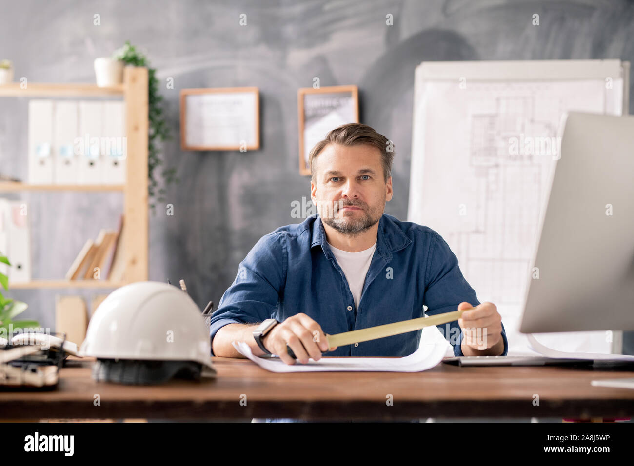 Holding measuring hi-res stock photography and images - Alamy