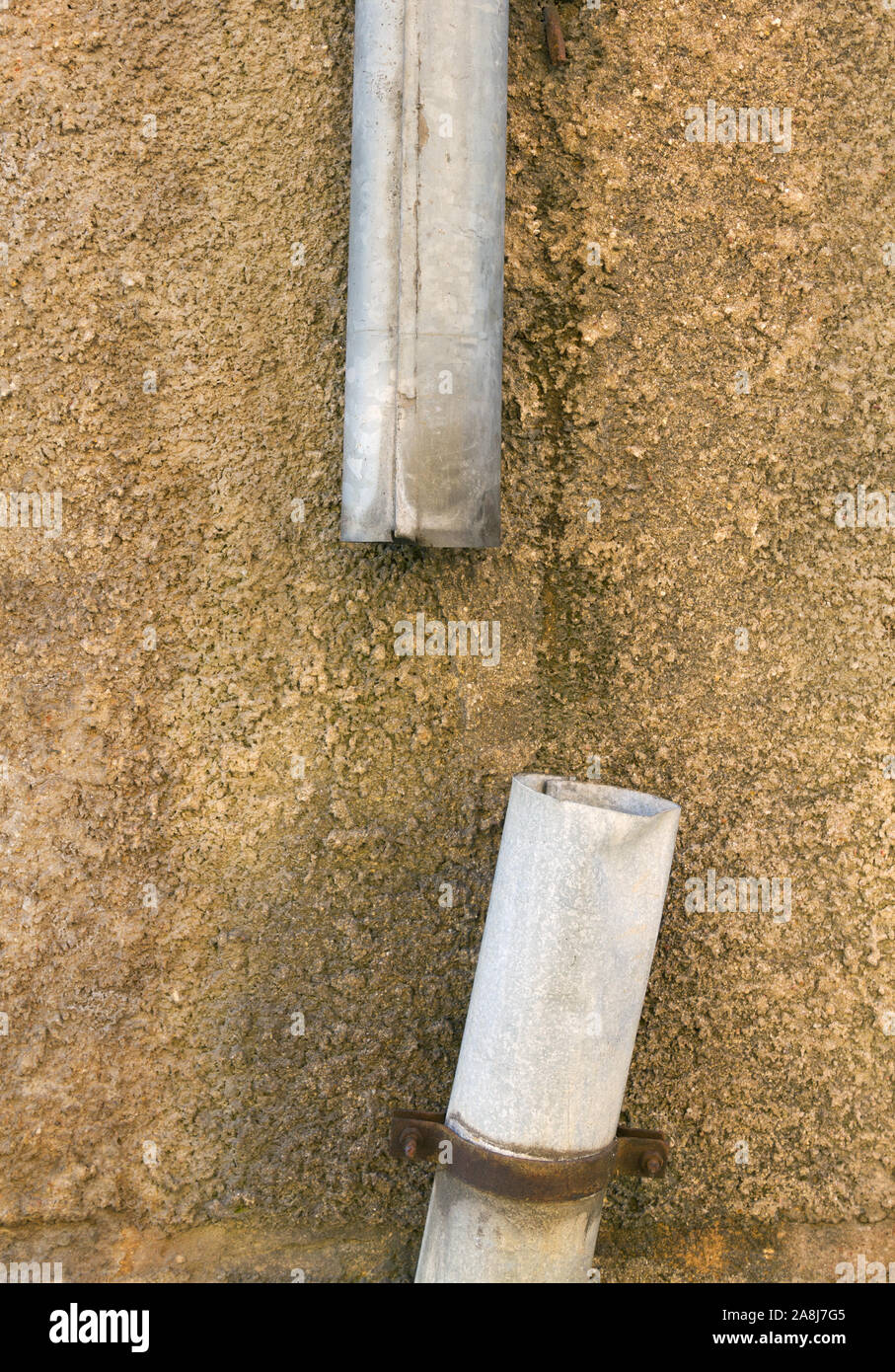 Cracked disconnected gutter on wall Stock Photo - Alamy