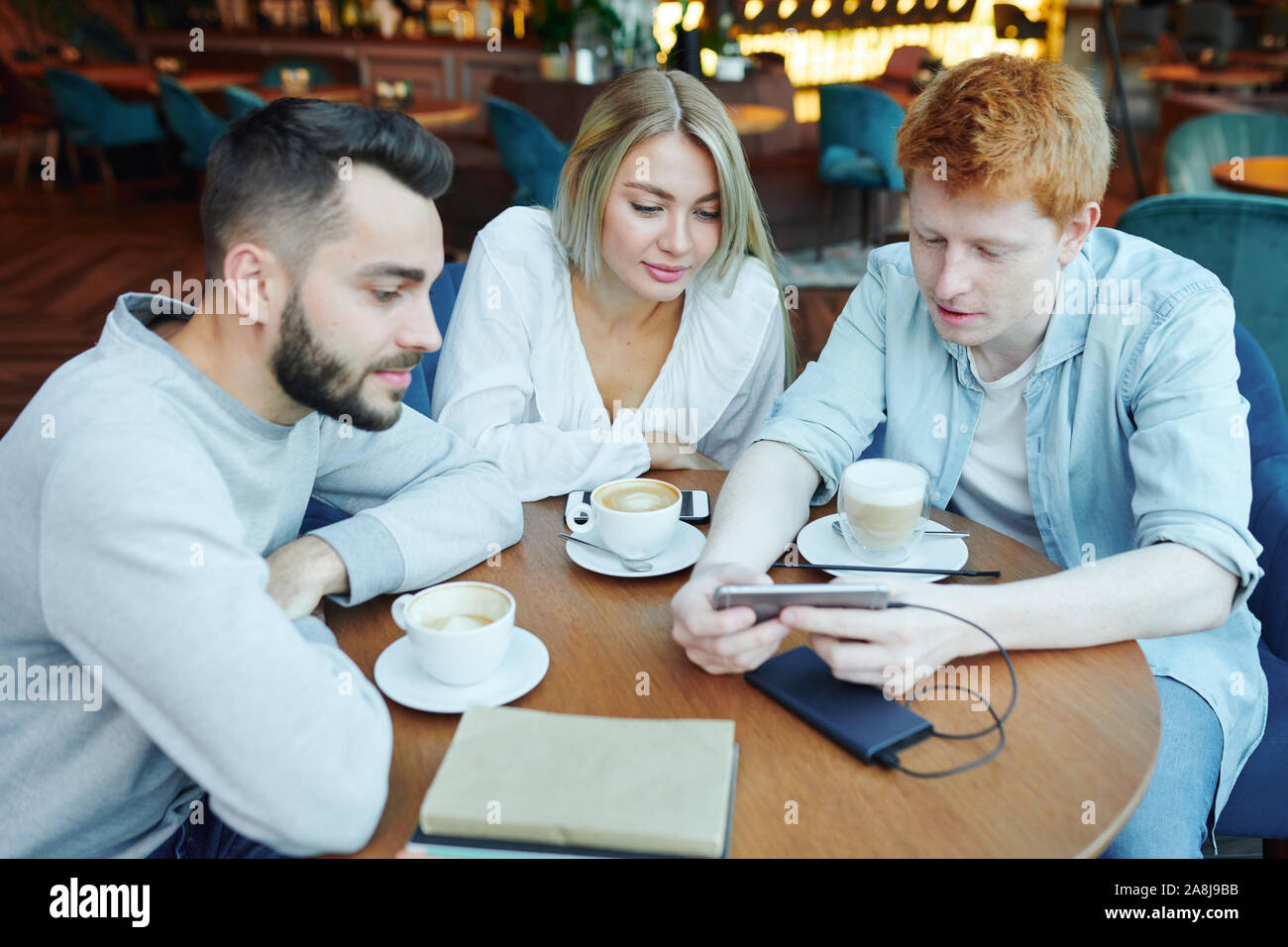 Group of people in coffee shop hi-res stock photography and images - Alamy