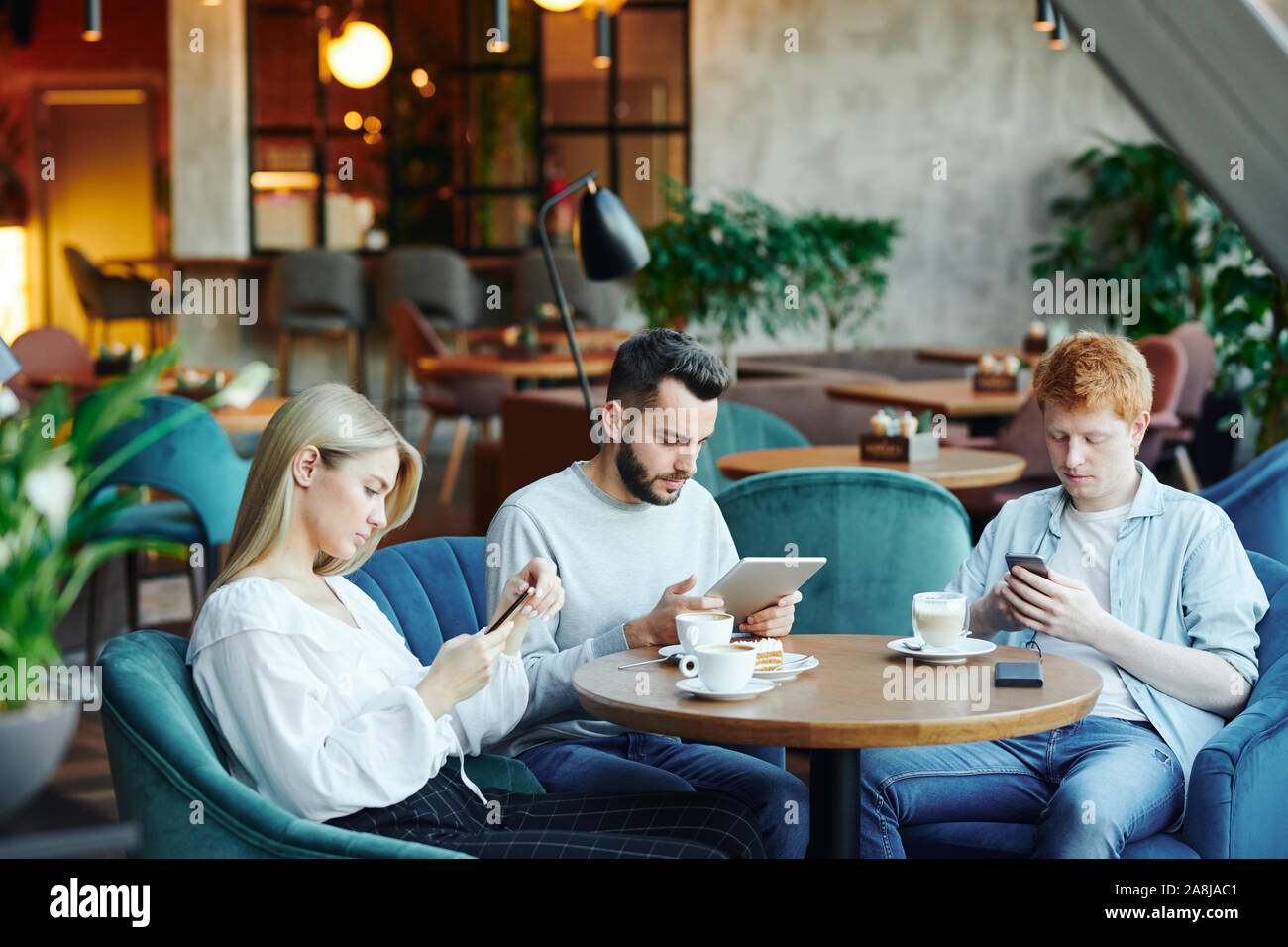 Two men eating restaurant hi-res stock photography and images - Alamy