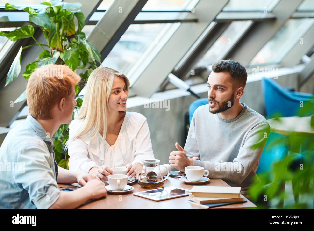 Group discussion cafe hi-res stock photography and images - Alamy