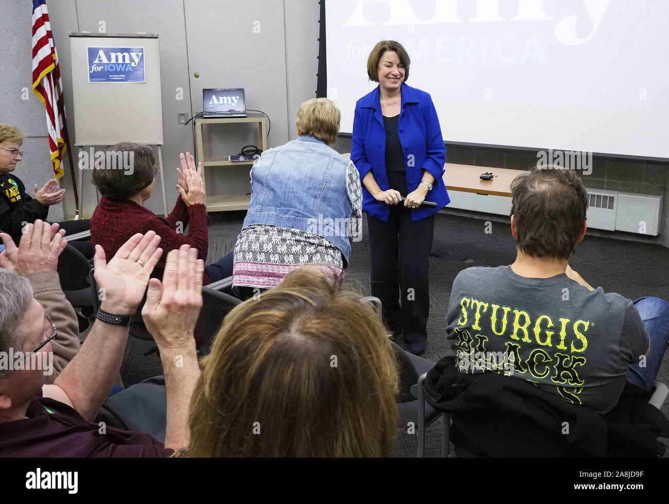 Sioux City, IOWA, USA. 9th Nov, 2019. Attendees applaud U.S. Sen. AMY ...