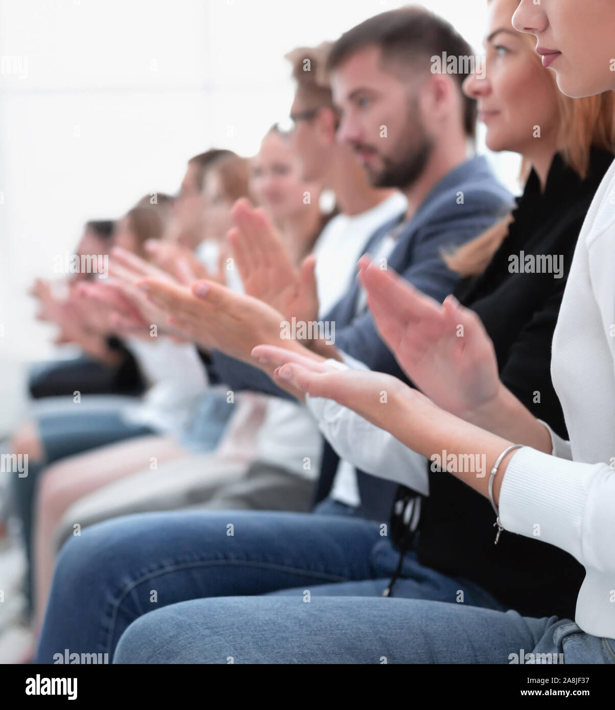 Audience clapping in row hi-res stock photography and images - Alamy