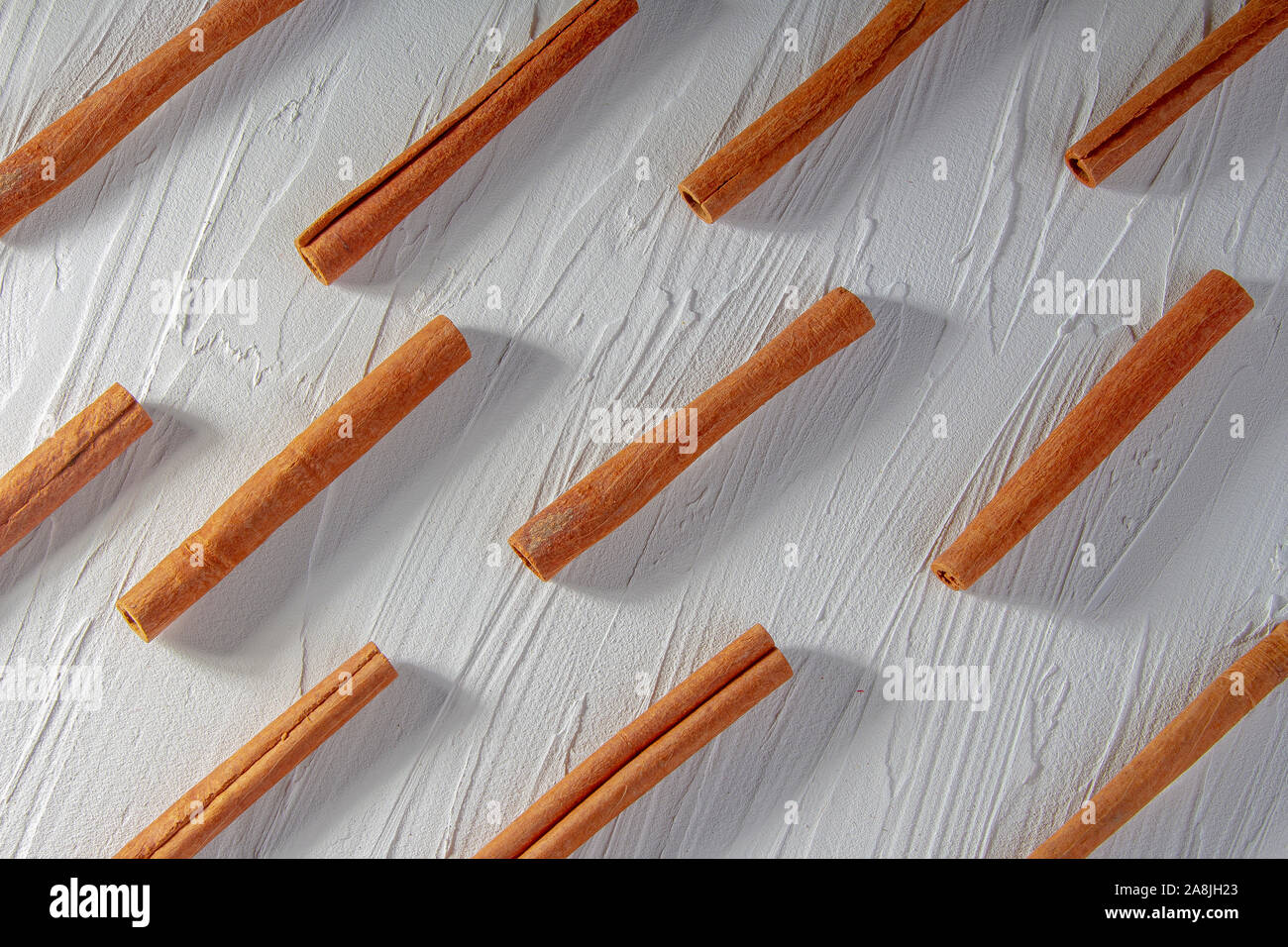Cinnamon sticks pattern on a texture background Stock Photo - Alamy