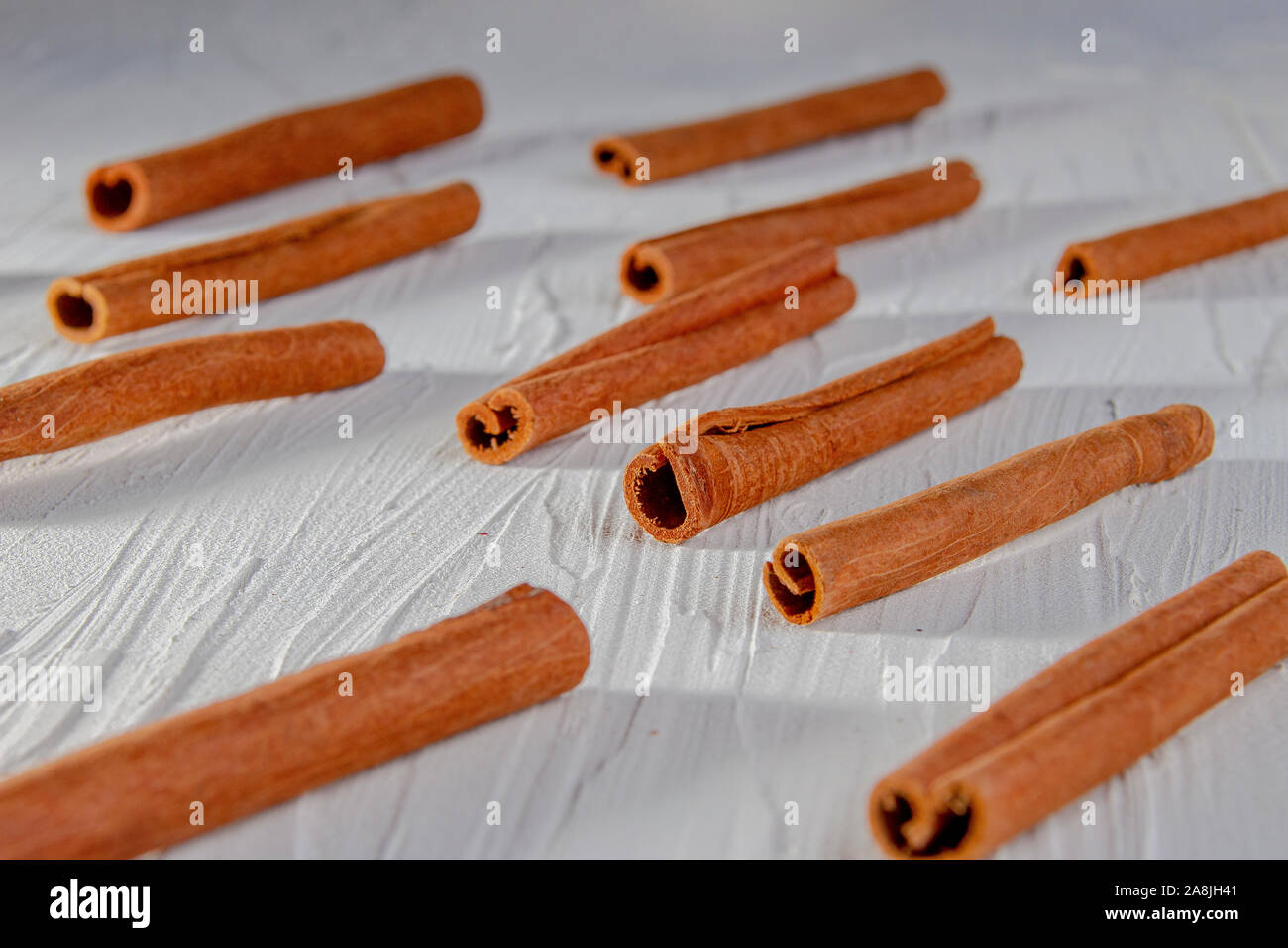 Cinnamon sticks on a texture background Stock Photo - Alamy