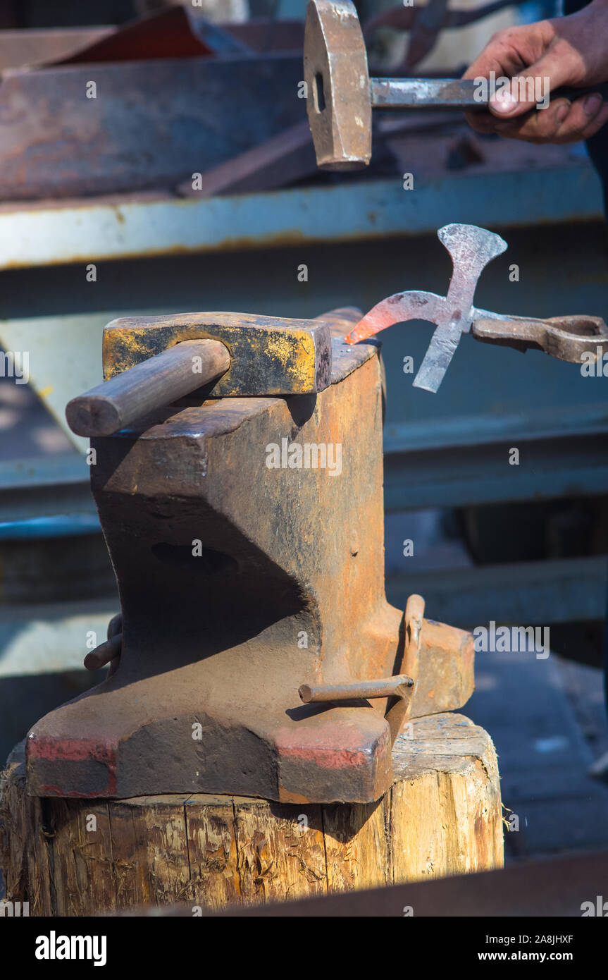Blacksmith heat up molten hi-res stock photography and images - Alamy