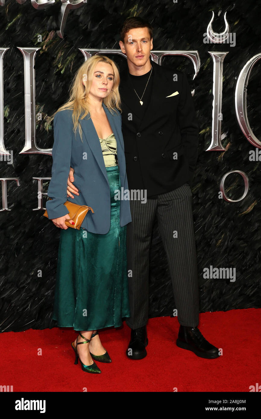 Rose gray and harris dickinson hi-res stock photography and images - Alamy