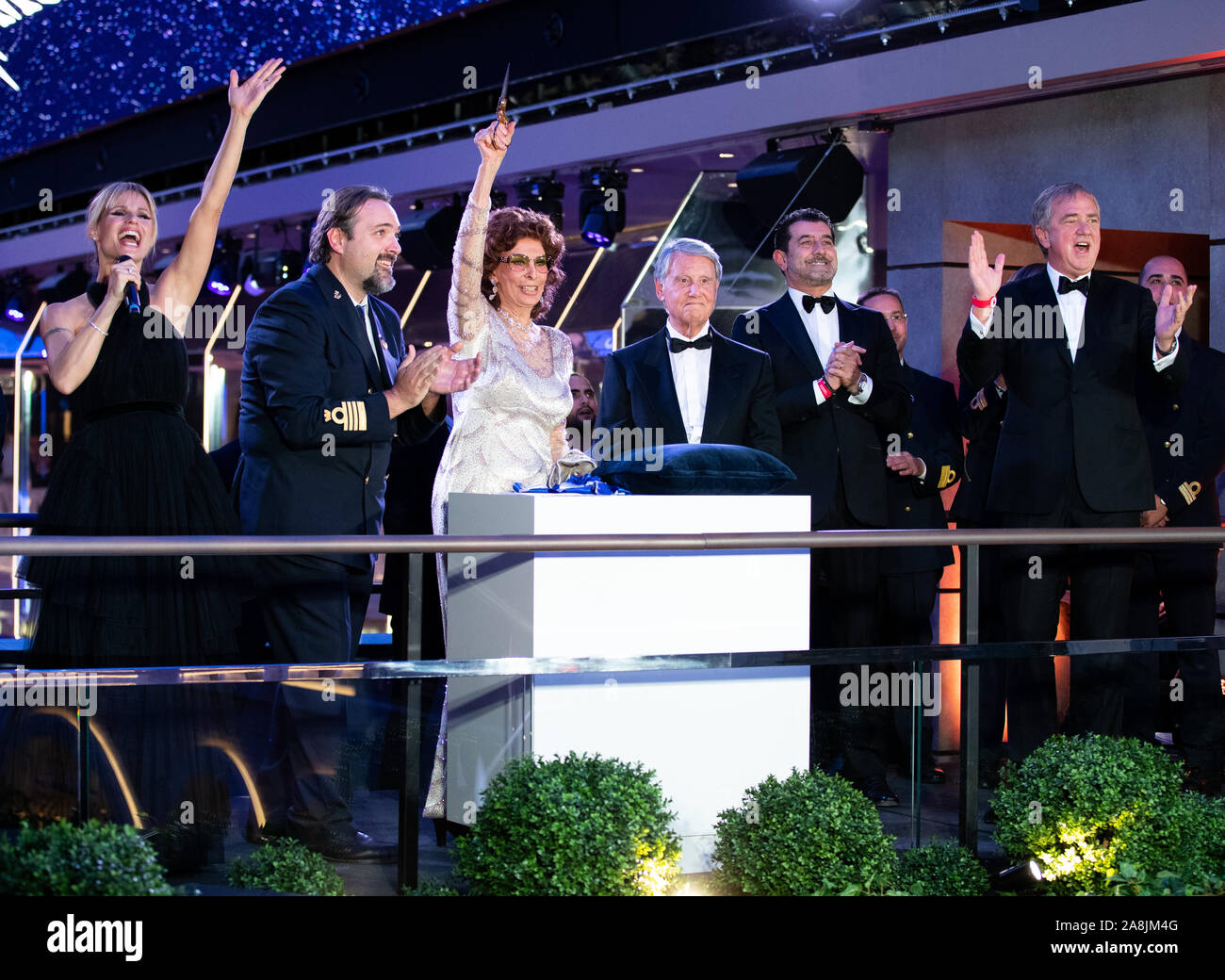 Hamburg, Germany. 09th Nov, 2019. Michelle Hunziker (l-r), presenter ...
