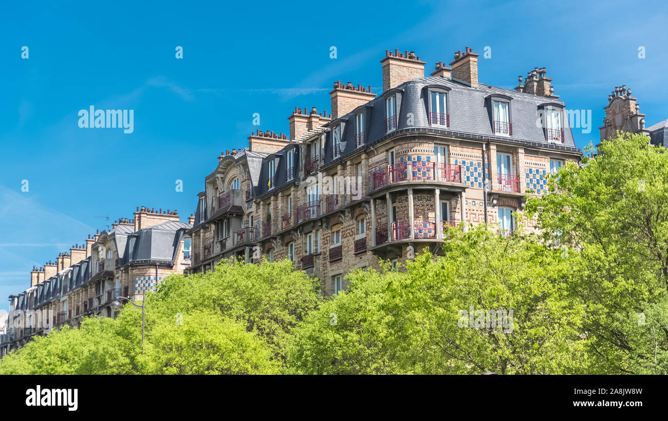 Paris, typical facade in the Marais, detail of the windows Stock Photo ...