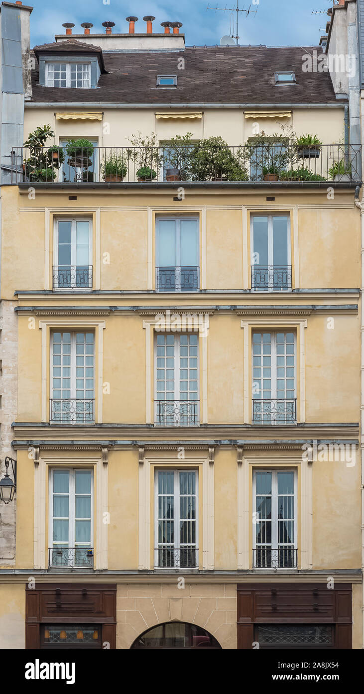 Paris, typical facade in the Marais, detail of the windows Stock Photo ...