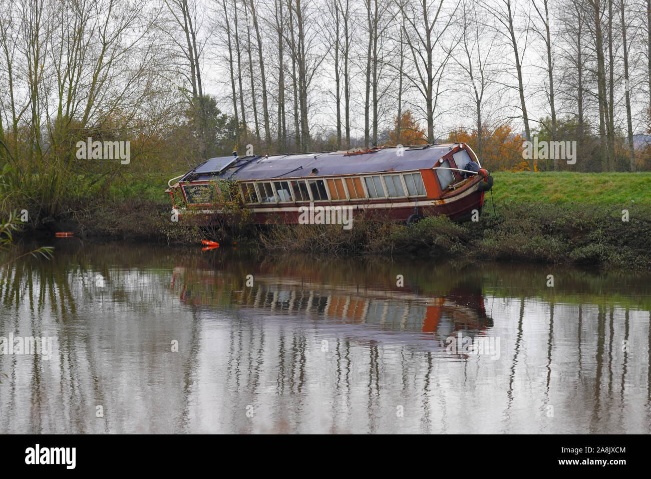 Allerton bywater marooned boat hi-res stock photography and images - Alamy