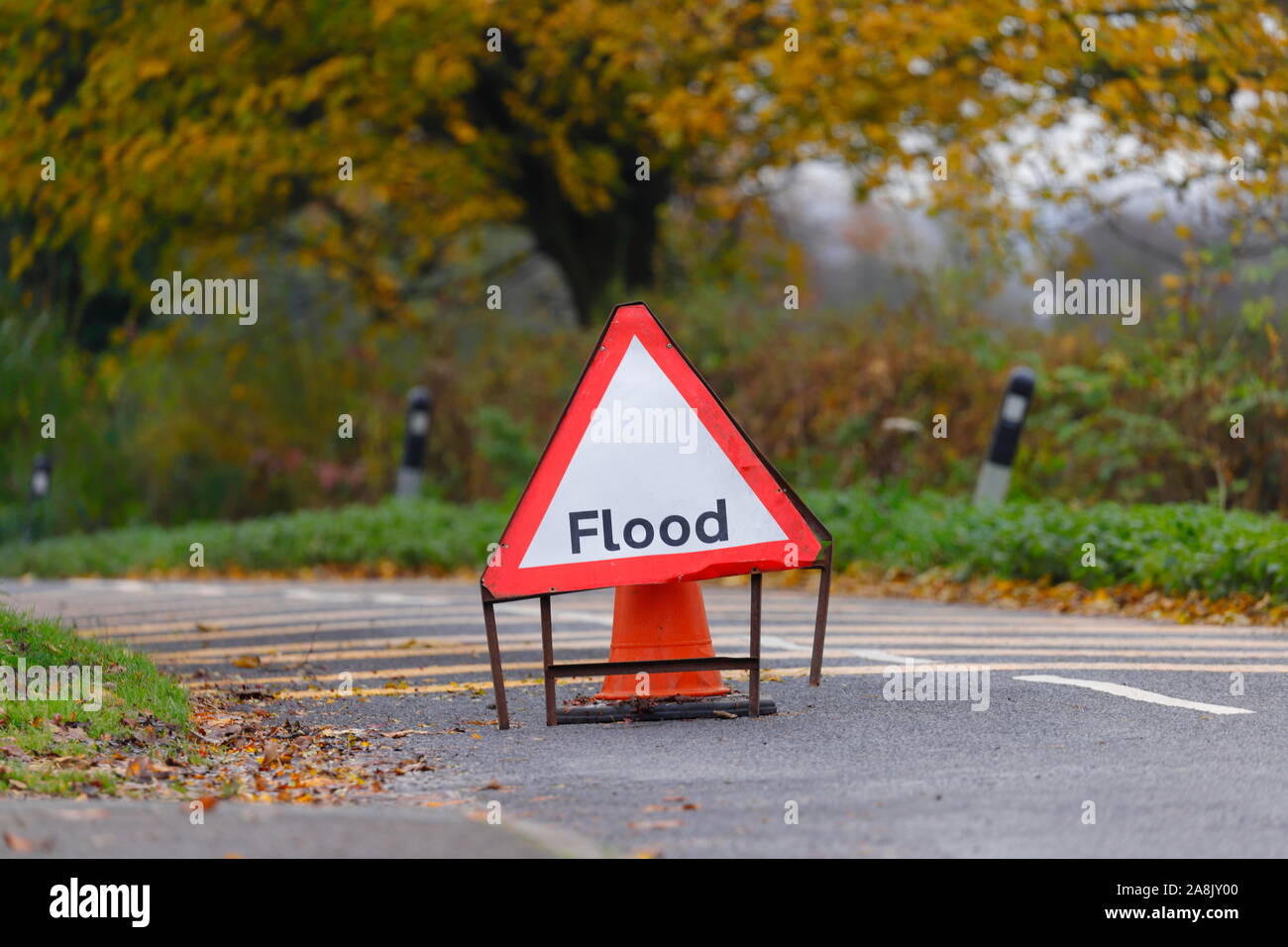 A triangle sign warning drivers of a flood up ahead Stock Photo - Alamy