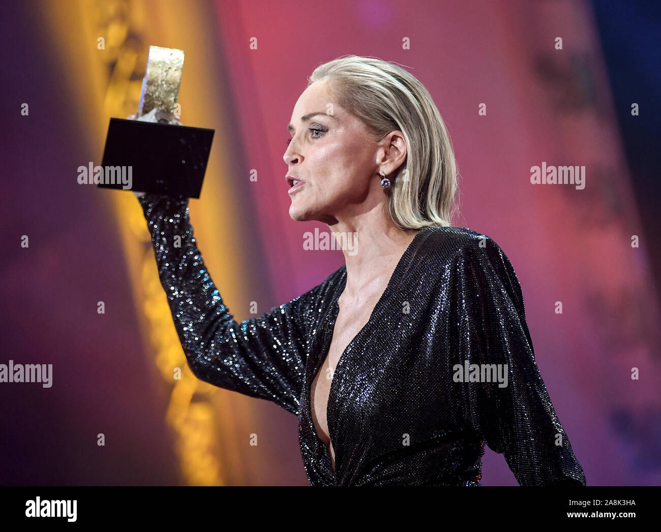 Berlin, Germany. 08th Nov, 2019. Award winner Sharon Stone (category ...